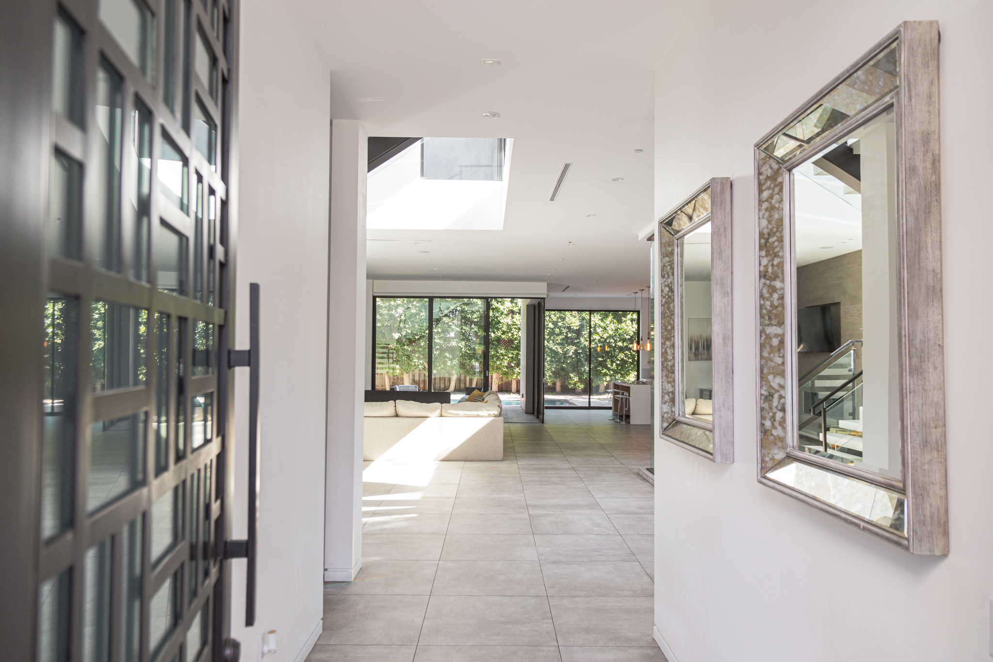 Elegant Hollywood Mansion with Modern Amenities - Cinematic Locations
