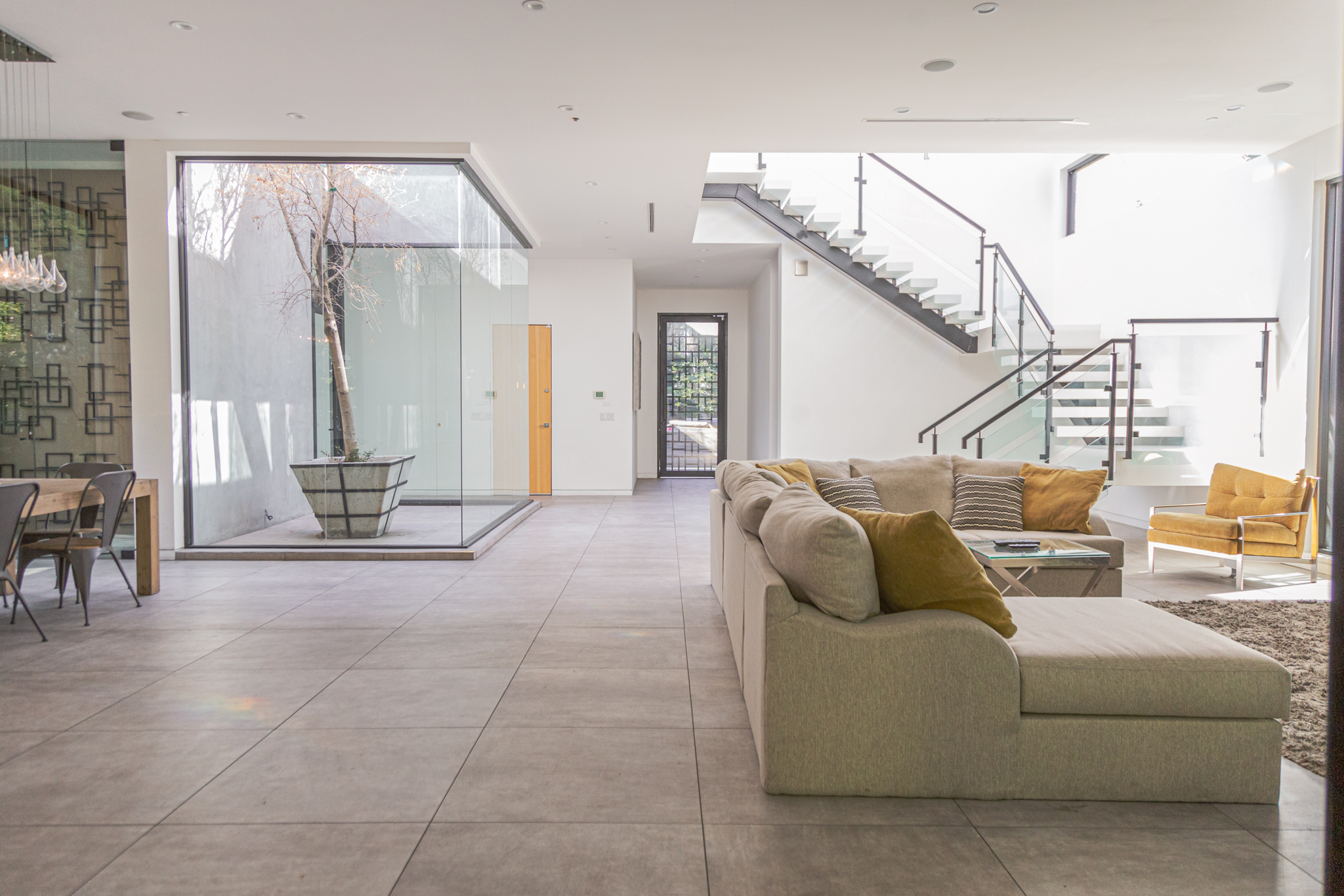 Elegant Hollywood Mansion with Modern Amenities - Cinematic Locations