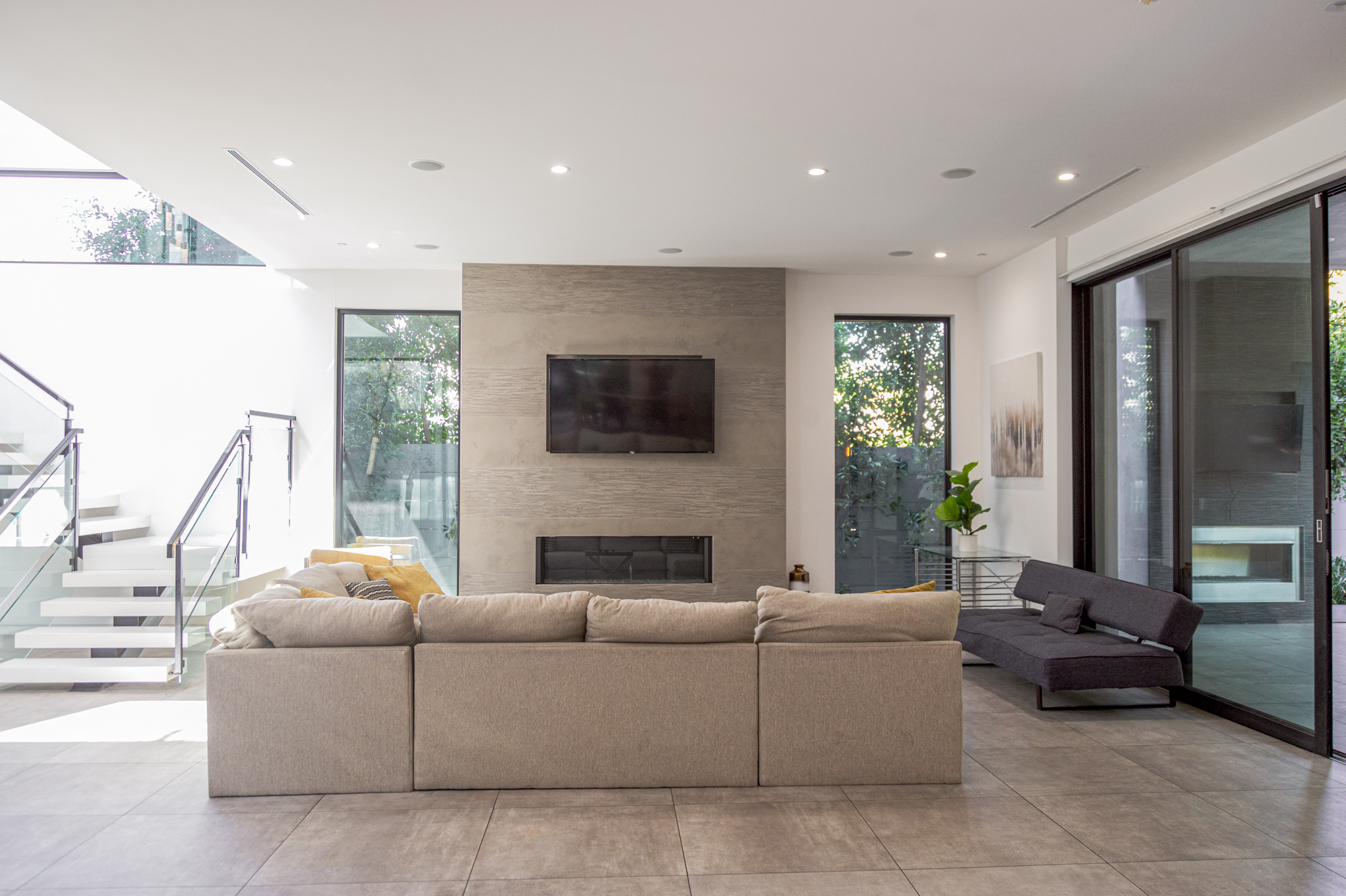 Elegant Hollywood Mansion with Modern Amenities - Cinematic Locations